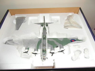 Corgi Aviation Archive WWII 1/72 diecast Boeing B-17 Flying For